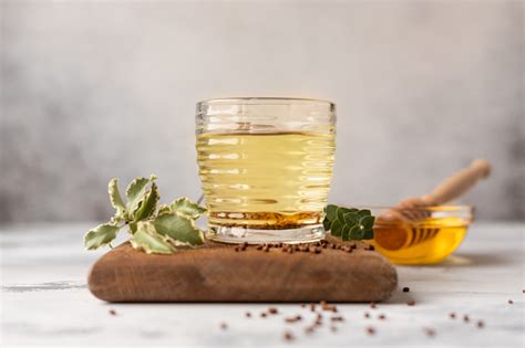 메밀 차 과립 꿀 밝은 회색 배경이 있는 컵 슈퍼푸드 대만 쿠 차오 메밀 차와 타르타르 메밀의 모래 해독과 건강한 음식 0명에