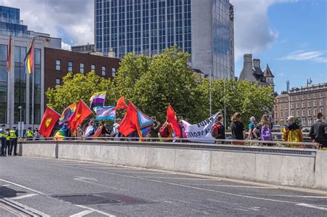 더블린 아일랜드의 프라이드 시위에서 거리의 사람들의 수직 샷 거리에 대한 스톡 사진 및 기타 이미지 거리 걷기 군중 Istock