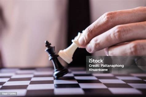 자신감 있는 사업가의 손 킹 체스 조각 흰색 재생 체스 게임을 사용 하 여 반대 팀 및 개발 분석 새로운 전략 계획 승리와