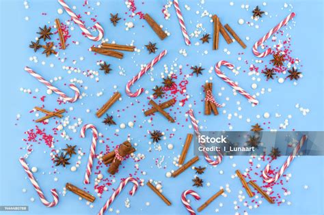 크리스마스와 새해 배경에는 베이킹 재료 계피 사탕 지팡이 설탕 과자 뿌리가 있습니다 크리스마스 향신료파란색 배경에 플랫 레이 0명에 대한 스톡 사진 및 기타 이미지 Istock