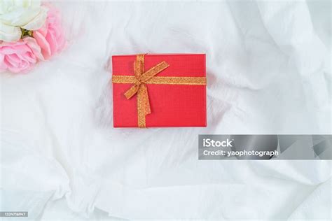 선물과 꽃 고립 된 흰색 직물 질감 배경을위한 빨간 골판지 상자 계절에 대한 스톡 사진 및 기타 이미지 계절 공란 기념일