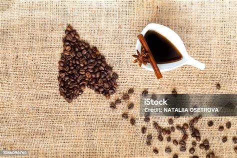 심장의 모양에 커피 계 피 황 마 자루에 별이 아니 스의 빈티지 화이트 세라믹 컵 커피 콩 공간에 복사 합니다 닫습니다 플랫이 하다 갈색에 대한 스톡 사진 및 기타 이미지