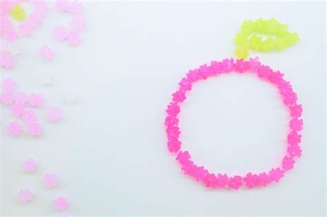 분홍색으로 채워진 콤페이토가 늘어선 잎사귀 사과의 액자 사진흰색 바탕에 일본 바위 사탕 설탕 0명에 대한 스톡 사진 및 기타 이미지 Istock