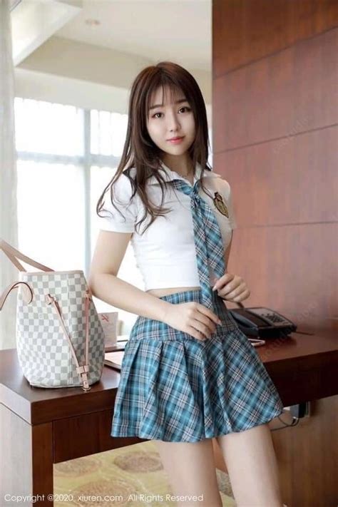 Foto Asiática Colegiala Pezones Alertas