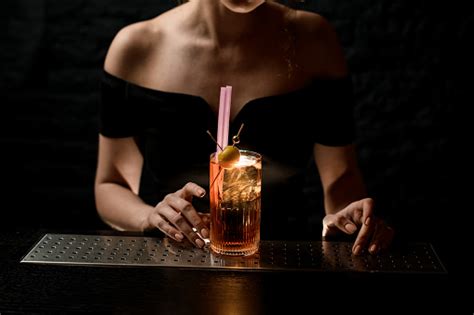 기성용의 신선한 밝은 차가운 알코올 칵테일이 있는 구식 유리가 바에 서 있습니다 손에 대한 스톡 사진 및 기타 이미지 손