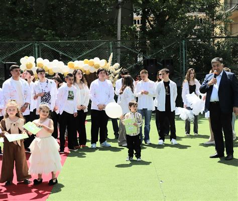 ზესტაფონის ზესტაფონის მერმა მე 12 კლასელებს სკოლის დამთავრება მიულოცა ბოლო ზარის