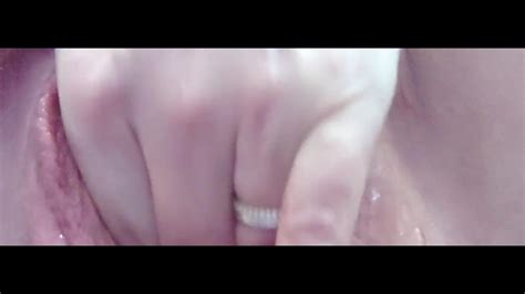 Me Follé Con 4 Dedos Y Una Mirada Dentro De Mi Coño Estirado