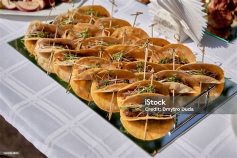 고급 결혼식 리셉션에서 스낵 카나페 샌드위치 및 전채가있는 뷔페 테이블 복사 공간 음식 제공 케이터링 연회 테이블 수제 타코 결혼식에 대한 스톡 사진 및 기타 이미지