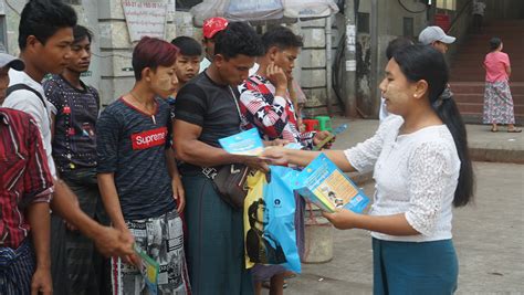 လမ်းမတော်မြို့နယ်တွင် ကိုရိုနာဗိုင်းရပ်စ် အသိပညာပေး လက်ကမ်းစာစောင်များဖြန့်ဝေ Information And