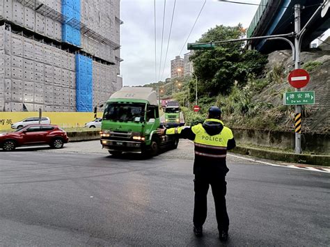 港西聯外道貨櫃車翻覆 全線封閉 中華日報中華新聞雲