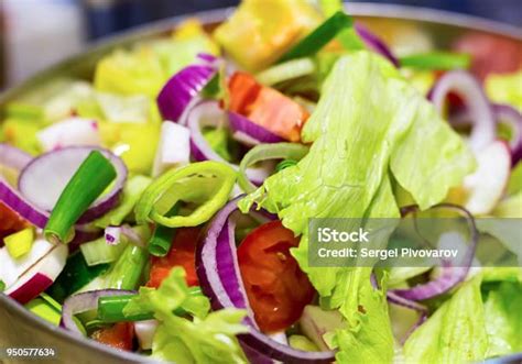 식욕을 돋 우는 신선한 빨간 양파 양상추 반 토마토 야채 샐러드 육즙이 많은 조각 반지 건강한 생활방식에 대한 스톡 사진 및 기타 이미지 건강한 생활방식 건강한 식생활