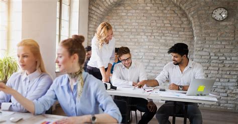 사무실에서 일하는 사람들의 성공적인 행복한 비즈니스 그룹 사진 Unsplash의 세르비아 이미지