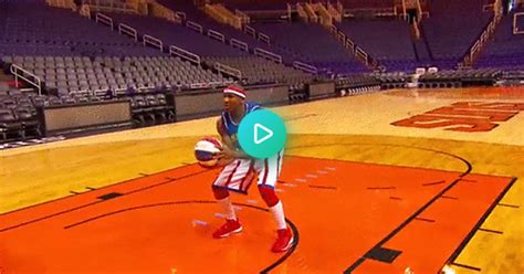 Harlem Globetrotters Thunder Law Makes 822 Backward Shot [new World