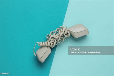 파란색 종이 배경에 핸드셋 포장 케이블 미니멀 한 사무실 개념 맨 위 보기 0명에 대한 스톡 사진 및 기타 이미지 0명 개념 개념과 주제 Istock