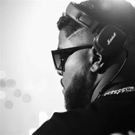 Est En Train Décrire… Deejay Caly On Threads