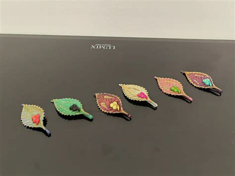 یک عدد گل سر یا گیره مو خیلی قدیمی فلزی