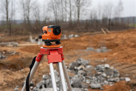 지질학적 으로 공사 현장에서 작업합니다 물류 센터의 건설 현장에서 수준 측량 지도에 대한 스톡 사진 및 기타 이미지 지도 측정 측량사 Istock