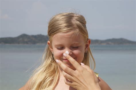 어머니는 귀여운 어린 유아 소녀에 자외선 차단제 보호 로션을 적용 4 5세에 대한 스톡 사진 및 기타 이미지 4 5세 6 7 살 건강한 생활방식 Istock