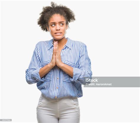 구걸 하 고 손으로 얼굴 매우 감정적이 고 걱정에 희망 식 함께 기도 격리 된 배경 위에 젊은 아프리카 미국 여자 용 서에 대 한 요구 종교 개념입니다 감정에 대한 스톡