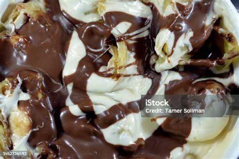 바나나 과일 조각 견과류 헤이즐넛 건포도 흰색과 갈색 초콜릿 소스와 흰색과 다크 초콜릿 스프레드 초콜릿을 토핑한 달콤한 초콜릿 믹스 롤 갈색에 대한 스톡 사진 및 기타