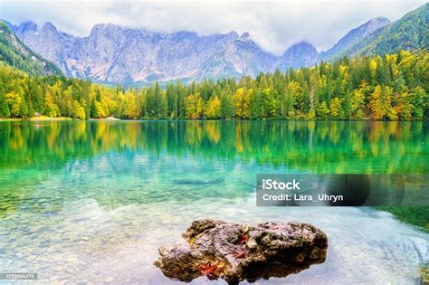Laghi Di Fusine 열등한 호수 Tarvisio 이탈리아 놀라운 가을 풍경 망가트 산맥으로 둘러싸인 반사와 숲이 있는 맑은 물 야외 여행 배경 0명에 대한 스톡