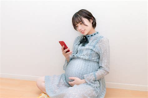 臨月のお腹の張りを確認しながらアプリでチェックするの無料の写真素材 Id 81427｜フリー素材 ぱくたそ