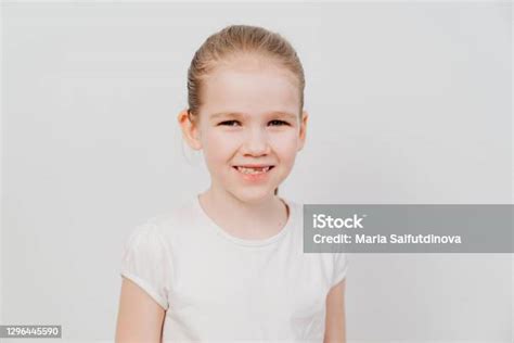 흰색 티셔츠에 모은 머리를 가진 어린 소녀는 흰색 배경에 서 T 셔츠에 대한 스톡 사진 및 기타 이미지 T 셔츠 교육 귀여운 Istock