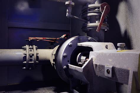 파이프 라인 밸브와 석유 및 가스 처리 공장 석유 및 가스 산업의 오일 파이프 라인 밸브 밸브는 화창한 여름 날에 필드에 석유 파이프 라인을 플러그 가솔린에 대한 스톡 사진