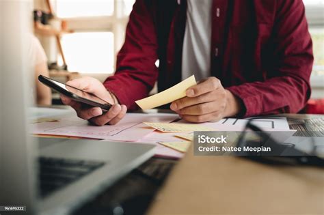 사무실에서 일 하는 창의적인 디자이너 새로운 모바일 웹 디자인 응답 웹 디자인 컨셉과 디자이너의 책상 만들기 Html에 대한 스톡 사진 및 기타 이미지 Istock