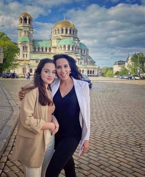 Д р Неделя Щонова е красива но порасналата й дъщеря е истинско бижу вижте нежната и прекрасна