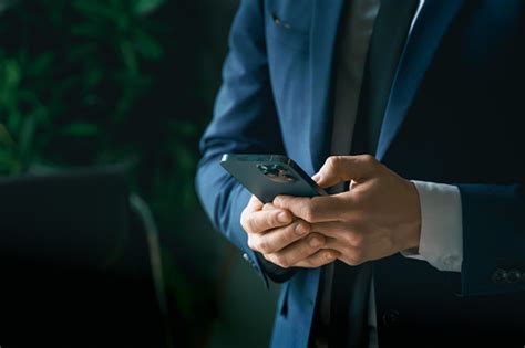 손에 휴대 전화를 가진 정장을 입은 사업가 소셜 넷을 사용하여 메시지를 입력하는 남자 뉴스 확인 비즈니스 미팅 만들기 현대적인