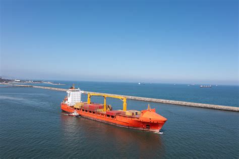 수입 및 수출 사업 물류용 컨테이너 컨테이너 상자를 운반하는 컨테이너 화물선의 항공 보기 포트를 떠나는 컨테이너 선 0명에 대한 스톡 사진 및 기타 이미지 Istock