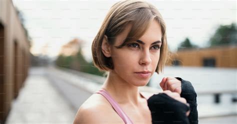 테라스에서 야외에서 가라테를 연습하는 젊은 여성의 정면 사진 Unsplash의 슬로바키아 이미지