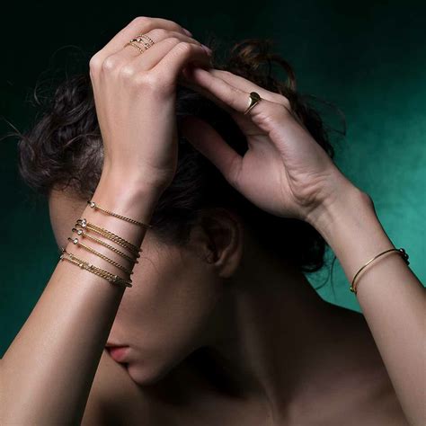 قیمت و مشخصات النگو طلا زنانه در طراحی های مدرن و زیبا گالری پرسته