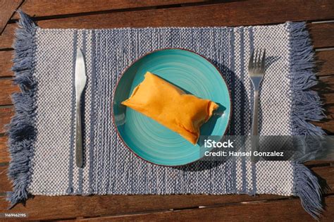 소박한 테이블과 푸른 접시 위에 할라카 또는 타말레 옥수수 반죽과 돼지고기로 만든 멕시코와 베네수엘라 전통 음식 0명에 대한 스톡 사진 및 기타 이미지 Istock