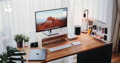 그 위에 컴퓨터가 있는 나무 책상 사진 Unsplash의 무료 책상 이미지