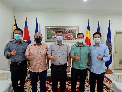 ឯកឧត្តម ឃួង ស្រេង អភិបាលរាជធានីភ្នំពេញ បានចាក់វ៉ាក់សាំងការពារជំងឺកូវីដ១៩ រួចរាល់ហើយ Khmernote