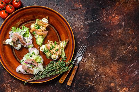 연어와 청어 크림 치즈와 샐러드와 토스트 샌드위치를 엽니 다 어두운 배경 맨 위 보기입니다 복사 공간 건강한 식생활에 대한 스톡 사진 및 기타 이미지 Istock