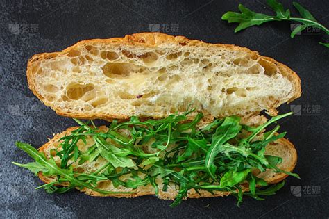 牛角面包 美味的新鲜糕点三明治卷 菜单概念食品的背景前视图本空间