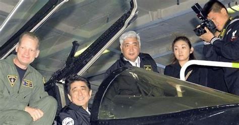 日신문 美전투기 조종석 앉은 아베에 오해 산다 지적