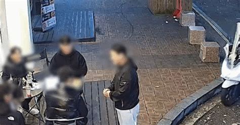 ‘경찰 흘끔 길거리서 현금 다발 나누던 남성들 정체 알고 보니 [영상]