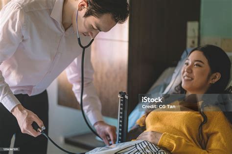 그의 일상 생활 도중 병원 병동에 있는 그의 여자 환자를 위한 혈압을 검사하는 아시아 중국 남성 닥터 2명에 대한 스톡 사진 및 기타 이미지 Istock