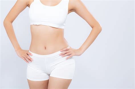 근접 촬영 아름 다운 아시아 여자 맞는 흰색 배경 셀 룰 라이트 나 칼로리 건강 및 웰빙 개념으로 슬림 모델 여자 무게에 고립 된 다이어트 바디 가냘픈에 대한 스톡 사진 및