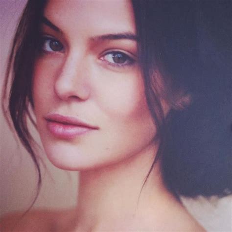 Неважно какое у тебя лицо важно что оно выражает Мне все равно какой у тебя голос мне