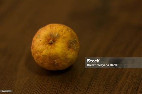 Buah Jeruk Nipis Busuk Di Atas Meja Bertekstur Kayu Buah Lemon Kuning Pecah Lemon Busuk Lemon