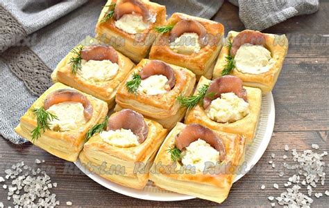 Тарталетки из слоёного теста с творожным сыром и красной рыбой 11 фото в рецепте