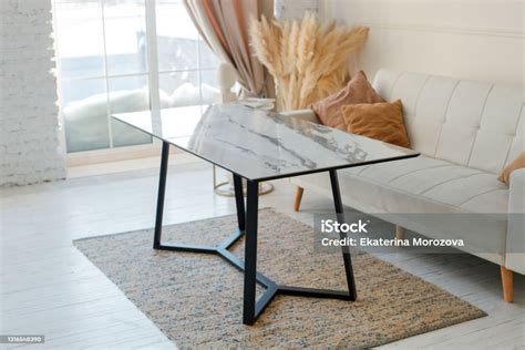 편안한 현대적인 인테리어 디자인 컨셉 소파 유리 꽃병 램프 장식 흰색 벽 복사 공간에 트렌디 한 장식 건조 팜파 잔디와 Dinnng 테이블 0명에 대한 스톡 사진 및 기타