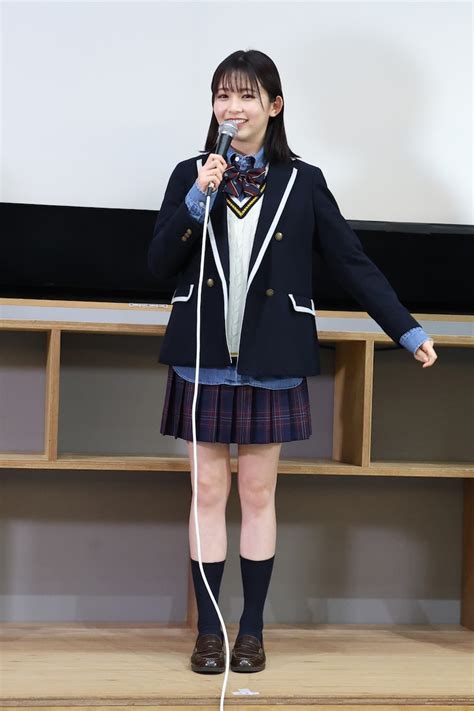 制服姿の久間田琳加。 久間田琳加「青春シンデレラ」にすっぴんで挑む、本田響矢はカメラの奥もキュンさせたい [画像・動画ギャラリー 2 8