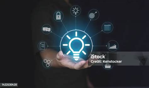 비즈니스 아이디어 개념 빛나는 가상 두뇌와 네트워크 개념으로 영감과 혁신을위한 창조적 인 스마트 사고에 연결 라인과 전구 아이콘을 들고 사람들 개념에 대한 스톡 사진 및