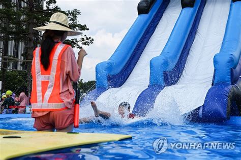 워터슬라이드 타고 더위 탈출 연합뉴스